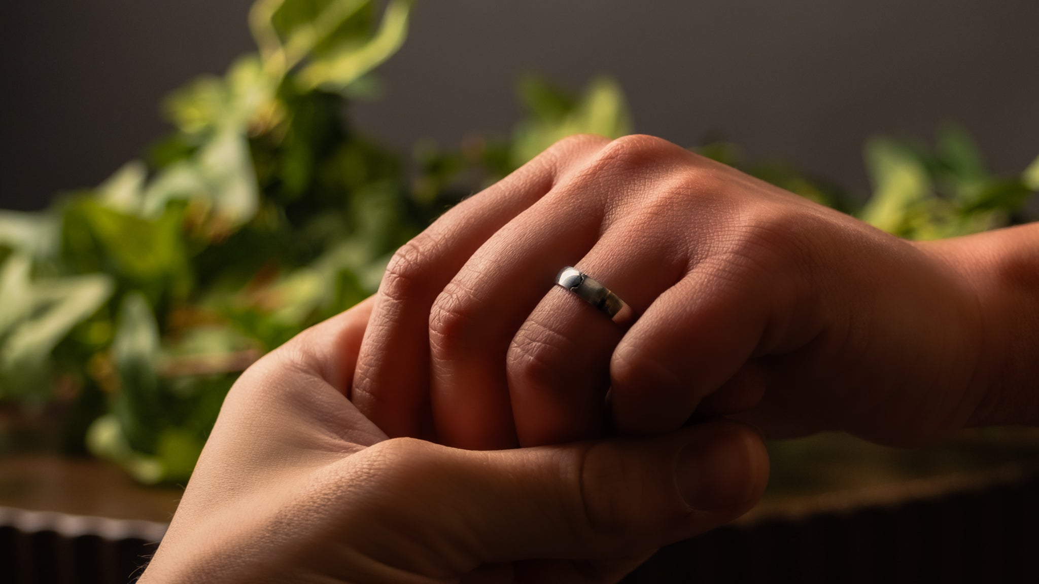 How to Find the Perfect Wedding Ring for Large Knuckles – Tailored Rings